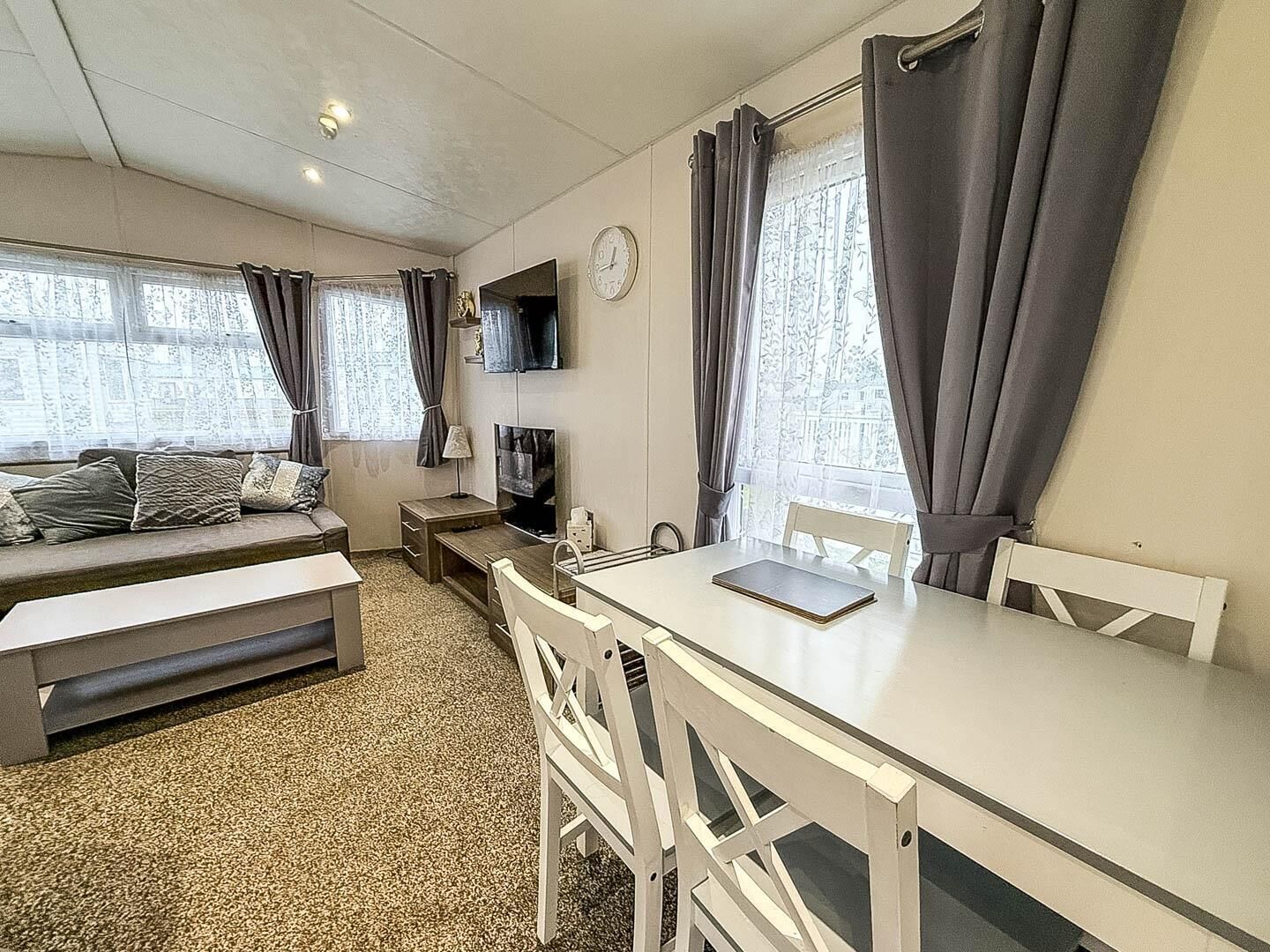Homely 6 Berth Caravan With Decking And Wi-fi At Seawick, Essex Ref 27928sw - Brightlingsea