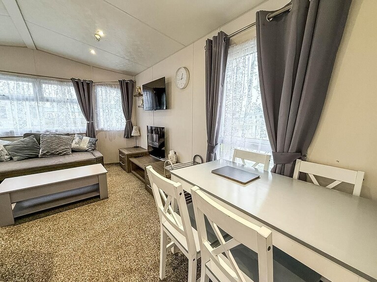 Homely 6 Berth Caravan With Decking And Wi-fi At Seawick, Essex Ref 27928sw - Brightlingsea