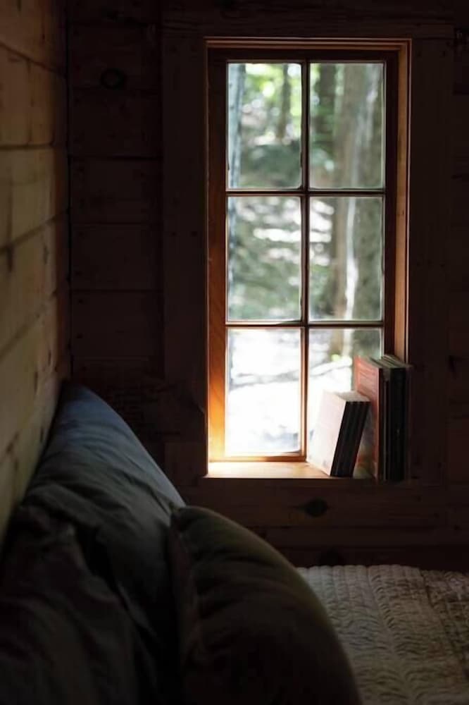 "Robins Nest" Off Grid Solar Powered Eco Cabin - Bridgton, ME
