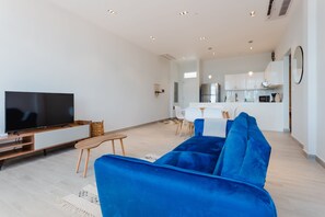 Apartamento, 2 quartos (2B) | Sala de estar | Smart TV de 40 polegadas com canais por cabo 