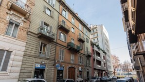 Um edifício com vários andares, com uma livraria no andar térreo e uma entrada visível.