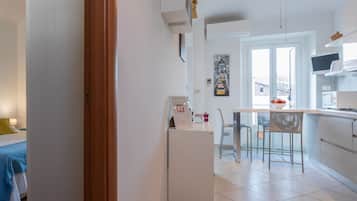 Apartamento, varanda | Secretária adequada para computadores portáteis, Wi-fi grátis