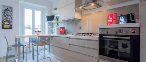 Apartamento, sacada | Cozinha privada | Geladeira, micro-ondas, fogão, cooktop