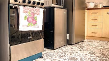 Quarto Deluxe | Cozinha partilhada | Um frigorífico, um micro-ondas, uma máquina de lavar louça