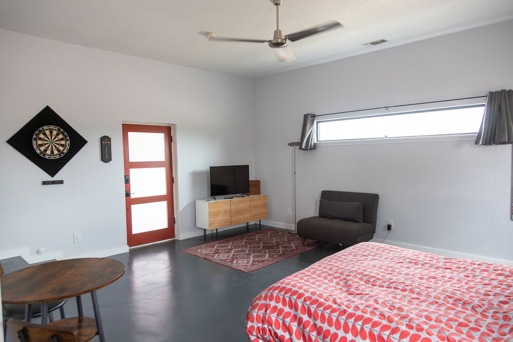 La Cochera Private Apartment - No Cleaning Fee - Alpine, TX