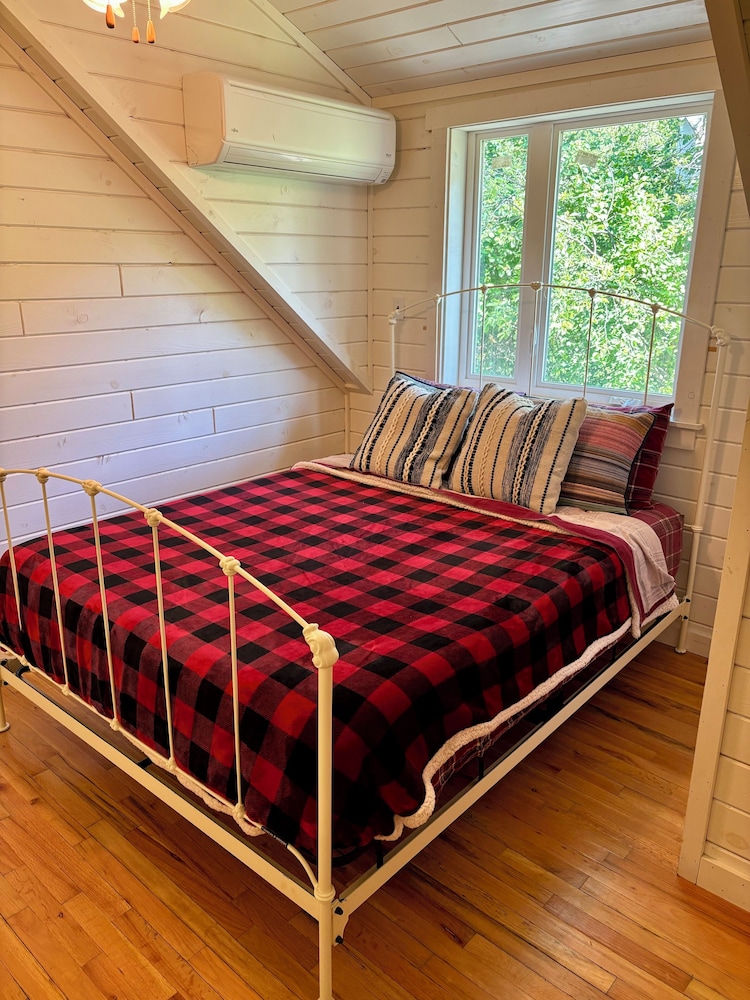 Cozy Charming Flathead Valley Cottage, Under The Shadow Of The Swan Mountains - Montana