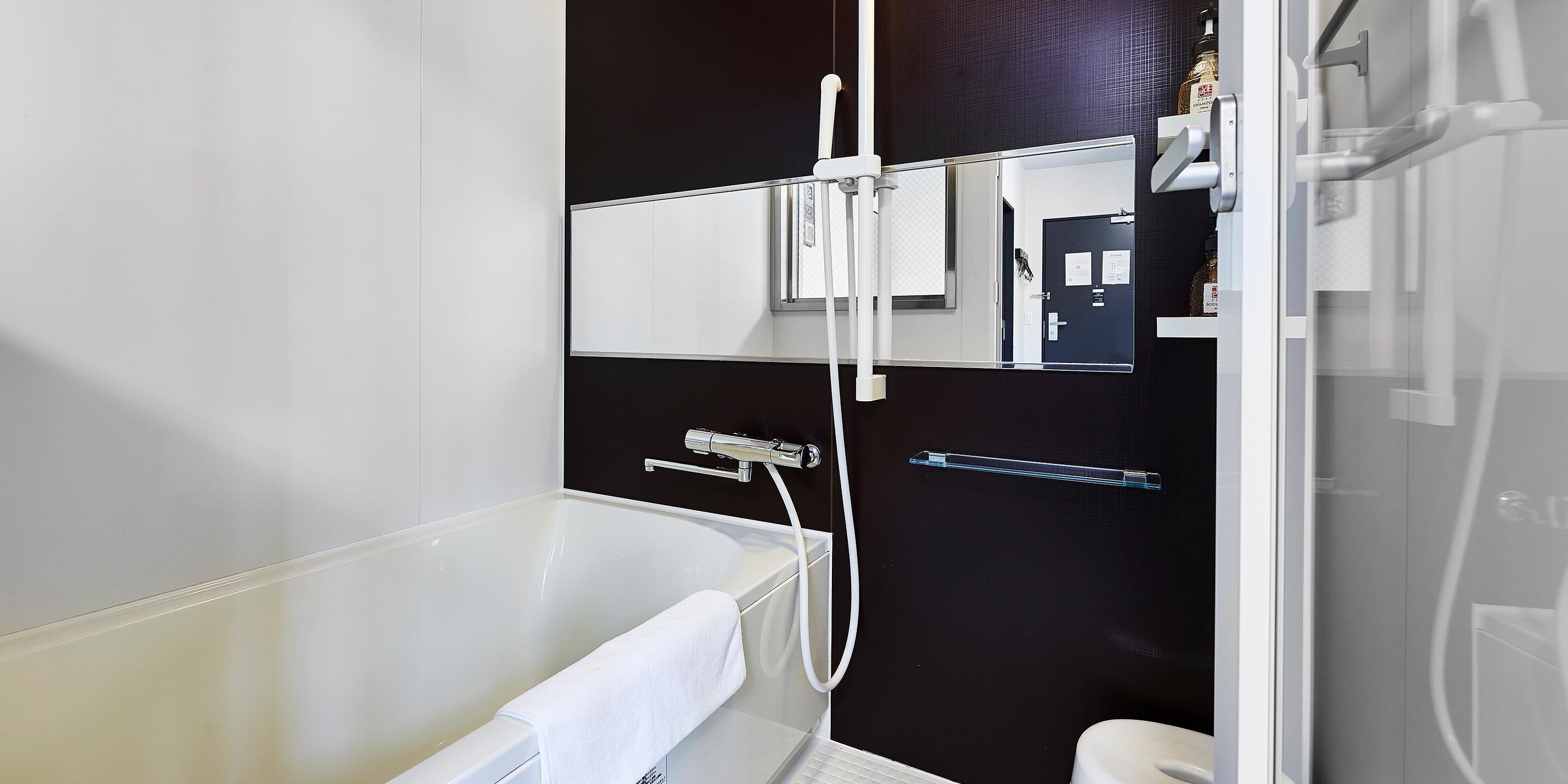 Quarto Twin Deluxe | Casa de banho | Uma combinação polibã/banheira, um secador de cabelo, chinelos 