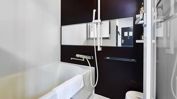 Quarto Twin Deluxe | Casa de banho | Uma combinação polibã/banheira, um secador de cabelo, chinelos