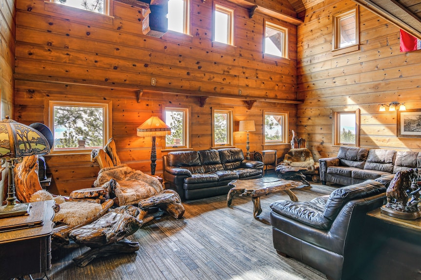 Game Room & Hot Tub: Serene Grand Mountain Chalet! - Nevada