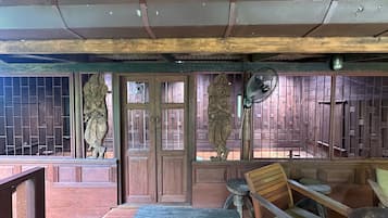 Quarto Tradicional, 1 quarto | Sala de estar | Smart TV de 36 polegadas com canais digitais