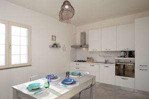 Apartamento | Cozinha privada | Geladeira grande, fogão, cooktop, lava-louças