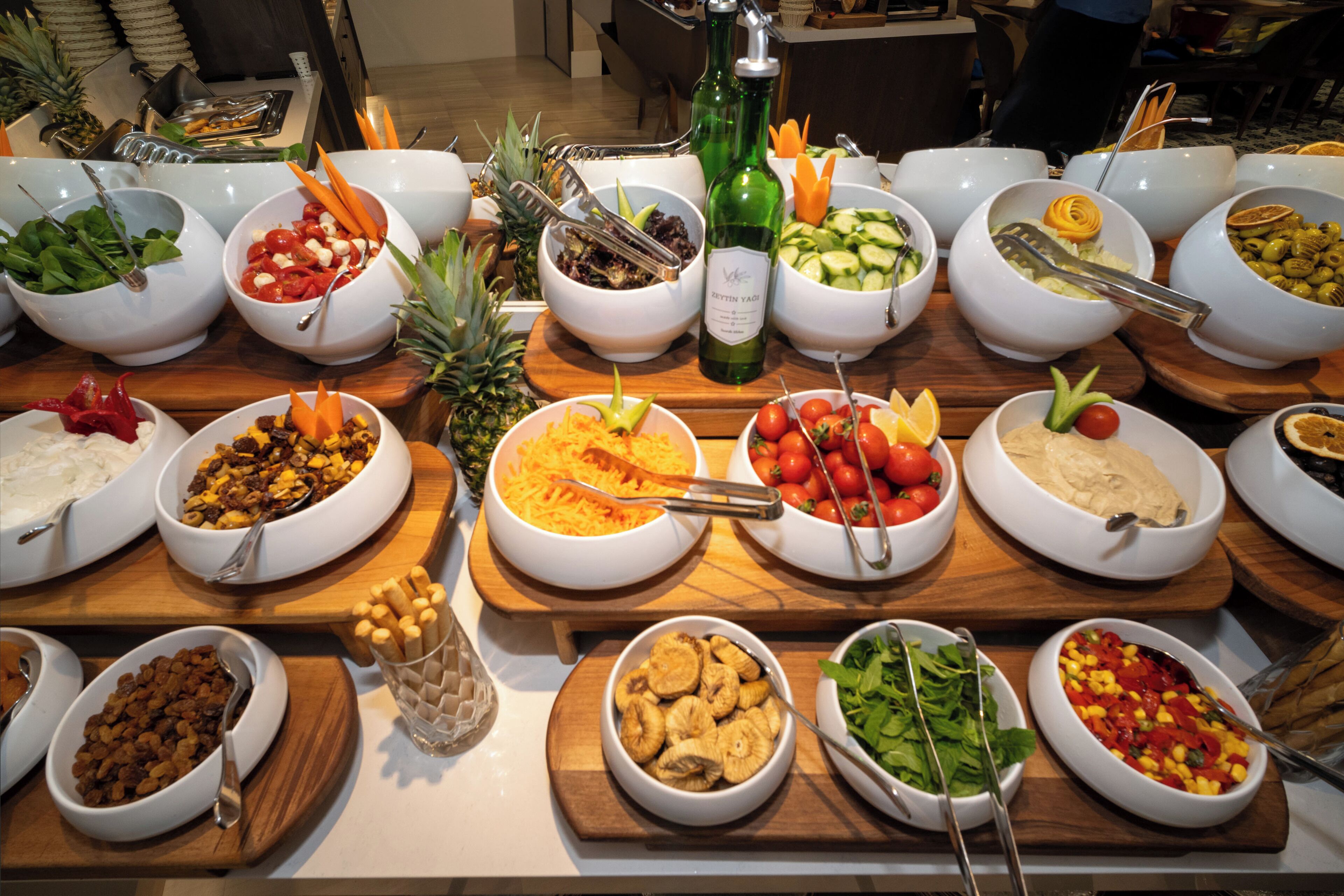 Uma mesa de buffet com diversos alimentos e utensílios.
