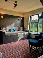 Quarto Duplo ou Twin Familiar | Minibar, Wi-fi grátis, roupa de cama fornecida 