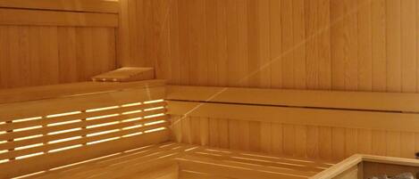 Salas para tratamentos a dois, sauna seca, banheira de hidromassagem