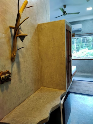 Quarto Deluxe | Casa de banho | Um polibã, artigos de higiene pessoal grátis, um secador de cabelo