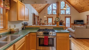 Casa, várias camas, pátio, vista para a montanha (Bluestone Hollow) | Cozinha privada