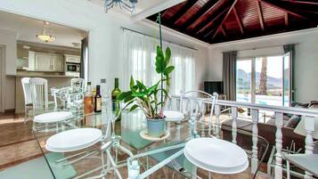 Vila (3 Bedrooms) | Parte interna