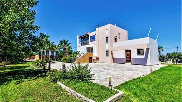 Villa (4 Bedrooms) | Exterior