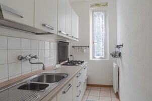 Um frigorífico, um micro-ondas, uma placa de cozinha 