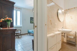 Chuveiro, secador de cabelo, bidê, toalhas de banho