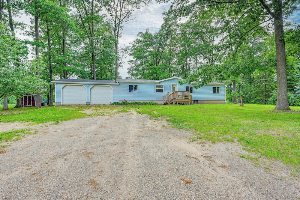 Walk To Coldwater Lake: Peaceful Weidman Retreat - Mount Pleasant, MI