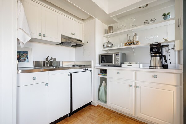 Glen Arbor Riverfront Retreat: Steps To Beach! - Glen Arbor, MI