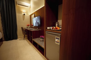 Quarto Duplo Deluxe | Roupa de alta qualidade, edredões de penas, cofre no quarto, secretária