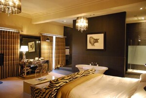 Quarto executivo | Ferros/tábuas de passar roupa, Wi-Fi de cortesia, roupa de cama