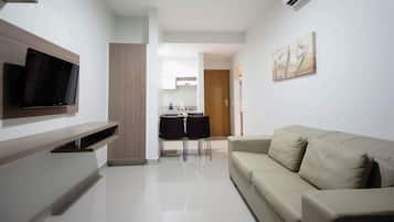 Apartamento luxo, sacada, vista para o pátio | Sala de estar | TV de tela plana 32 polegadas com canais digitais