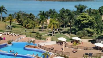 3 piscinas internas, funciona das 8h às 23h, guarda-sóis