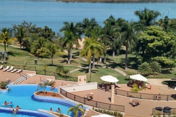 3 piscinas internas, funciona das 8h às 23h, guarda-sóis