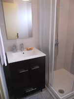 Apartamento, 4 quartos | Casa de banho | Toalhas fornecidas 