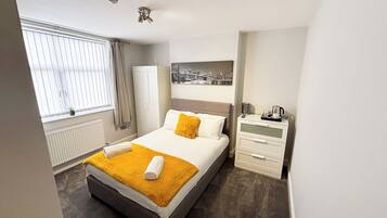 Quarto Duplo Deluxe, não fumadores, casa de banho privativa | Secretária, secretária adequada para computadores portáteis