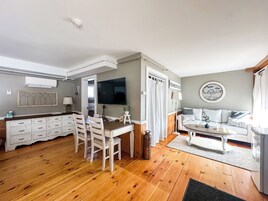 Quarto quádruplo, 2 camas Queen | Roupas de cama antialérgicas, ferros/tábuas de passar roupa