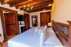 Suite Deluxe, Vista para a cidade | Minibar, cofre no quarto, Wi-fi grátis, roupa de cama fornecida