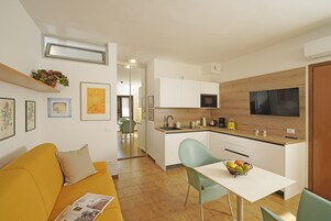 Apartamento, vista para a piscina | Cozinha privada | Uma chaleira elétrica, uma torradeira 