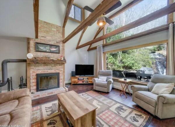 Hidden Gem Falls, The Rainforest Waterfall Retreat With Creekside Fire Pit!! - Highlands, NC