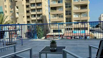 Apartamento Básico, varanda, vista para a praia | Terraço/pátio interior