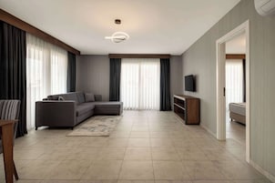 Suite Superior, várias camas, não fumadores | Refeições no quarto