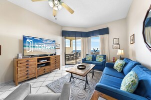 Apartamento Standard em Condomínio Fechado, 2 quartos, varanda, vista para a praia | Sala | Televisor de ecrã plano de 65 polegadas com canais por cabo 