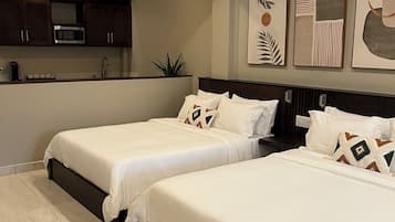 Suíte luxo, 2 quartos, vista para a piscina | Frigobar, cofres nos quartos, escrivaninha