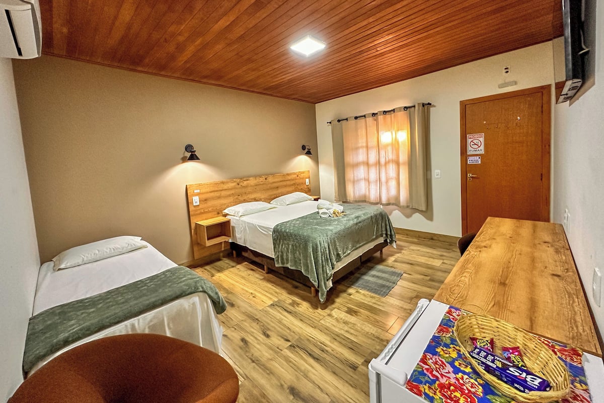 Suite Premium, varanda, vista para o jardim | 1 quarto, secretária adequada para computadores portáteis