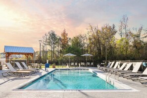 Piscina exterior sazonal 