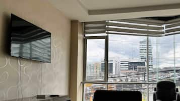Apartamento luxo, 2 quartos, para não fumantes, vista para a cidade | 1 quarto, cofres nos quartos, cortinas blackout