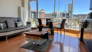 Estúdio luxo, para não fumantes, vista para a cidade | 1 quarto, cofres nos quartos, cortinas blackout