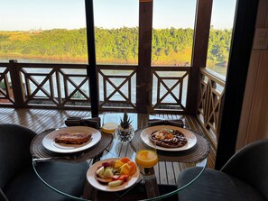 Pequeno-almoço completo nos dias úteis (7 USD por pessoa) 