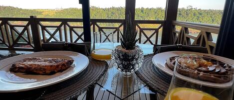 Café da manhã completo durante a semana (USD 7 por pessoa)