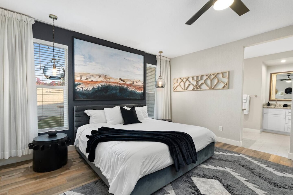 Downtown Tempe Retreat | Massive Pool | Sleeps 10 - Tempe, AZ