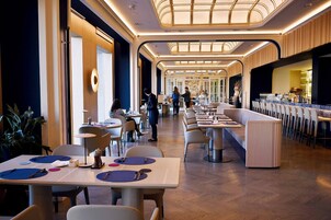 Café da manhã com buffet grátis todos os dias