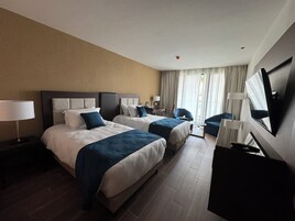 Roupas de cama premium, frigobar, cofres nos quartos, escrivaninha